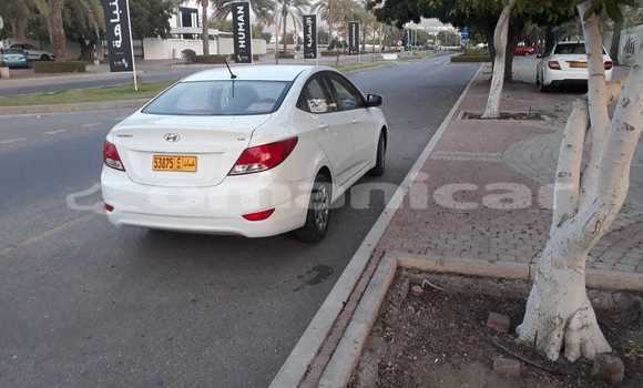 Buy used hyundai accent white car in muscat in masqat - omanicar